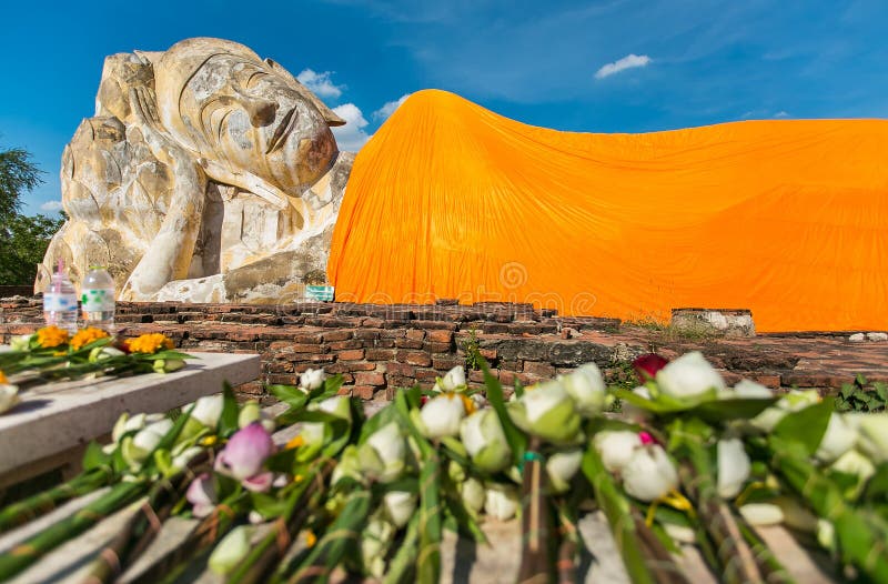 Wat Lokaya Sutha in Ayutthaya Stock Image - Image of holy, pray: 55758745