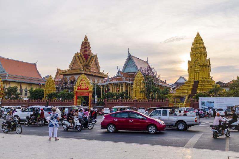 Wat Ounalom Temple in Phnom Penh Editorial Stock Photo - Image of rush ...