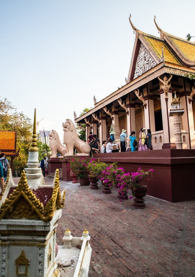 Wat Phnom, Phnom Penh editorial photography. Image of blue - 185447992