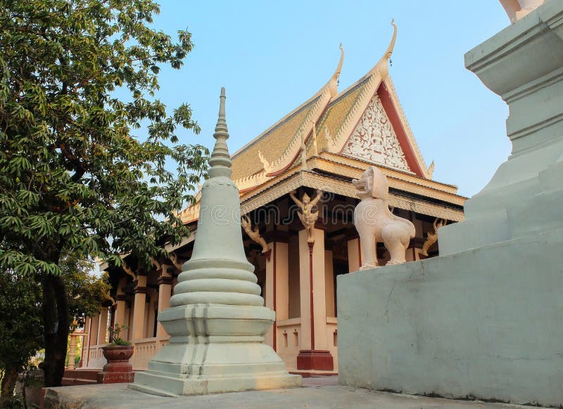 Wat Phnom, Phnom Penh stock photo. Image of religion - 65443346