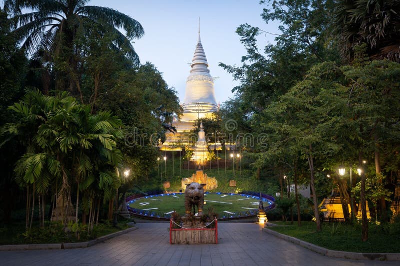 Wat Phnom Temple, Phnom Penh, Cambodia Editorial Stock Photo - Image of ...