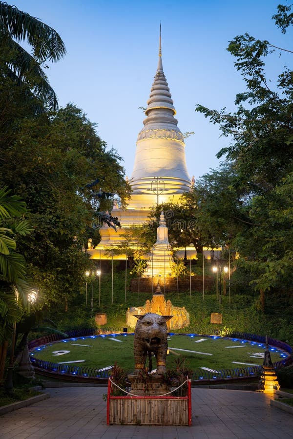 Wat Phnom Temple, Phnom Penh, Cambodia Editorial Photography - Image of ...