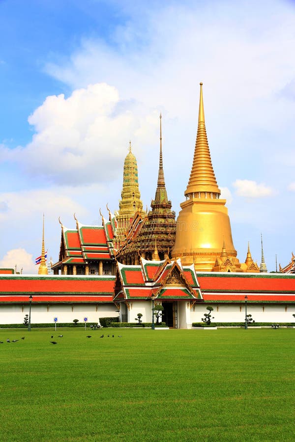 Wat Phra Kaew Grand Palace Bangkok Stock Photo - Image of chedis, grand ...