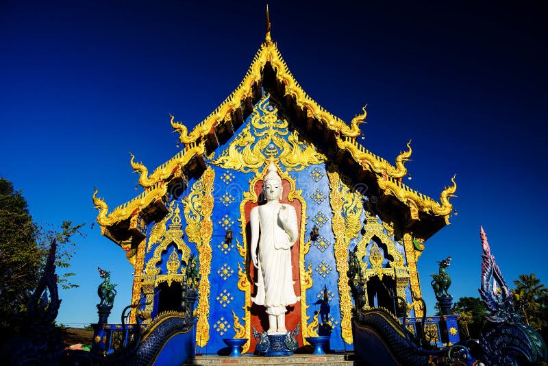 Il Tetto Di Wat Rong Sua Ten A Chiang Rai, Tailandia Immagine Stock ...