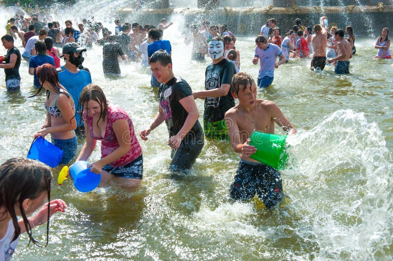 Water Battle flash mob editorial photography. Image of fountain - 26018972