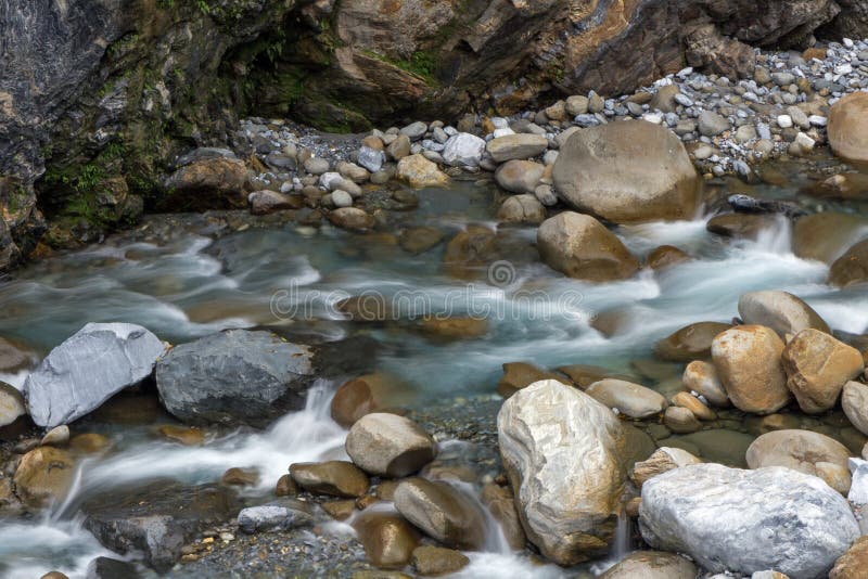 Water Die Bij Een Rivier Stromen Stock Afbeelding - Image of ...