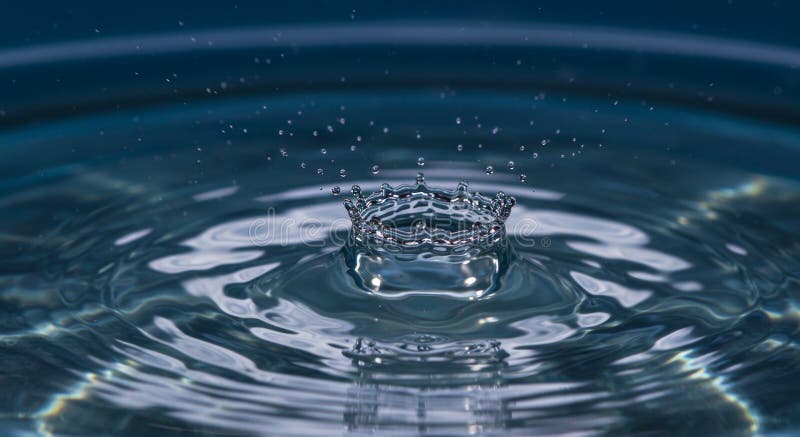 Water Drop Crown Ripples a Single Water Droplet Creates a Crownshaped ...