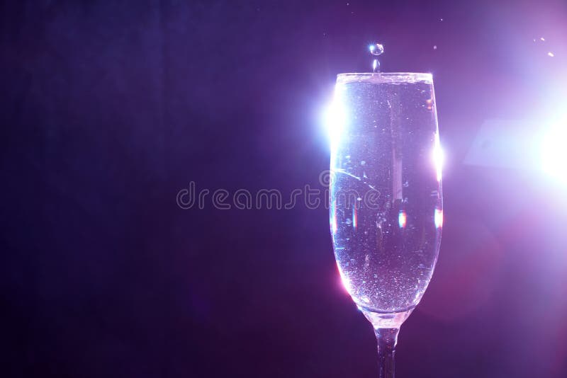 Water Drops with High-speed Flashes and Automatic Drip Photographed in ...