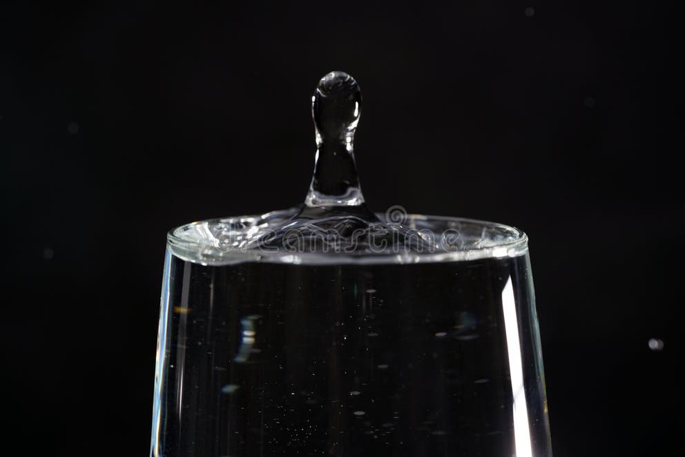 Water Drops with High-speed Flashes and Automatic Drip Photographed in ...