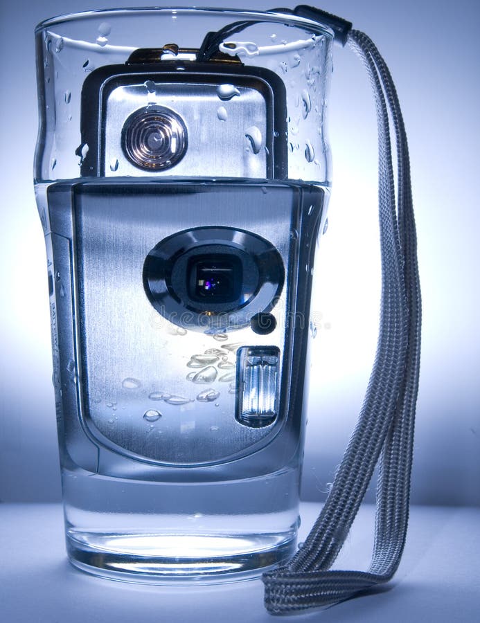 Water en camera stock afbeelding. Image of vallen, blauw - 1632303