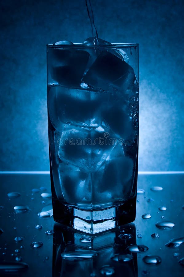 Water en Ijs stock afbeelding. Image of gieten, aarde - 3435051