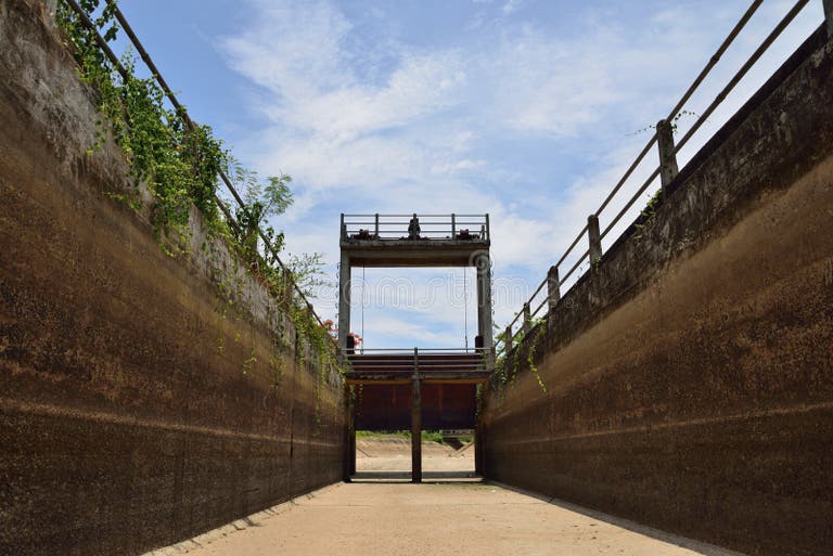 Water Gates for Irrigation. Stock Image - Image of lock, control: 33108831