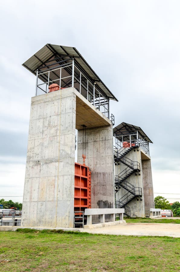 Water Gates. Sluice Gate in Irrigation System Stock Image - Image of ...