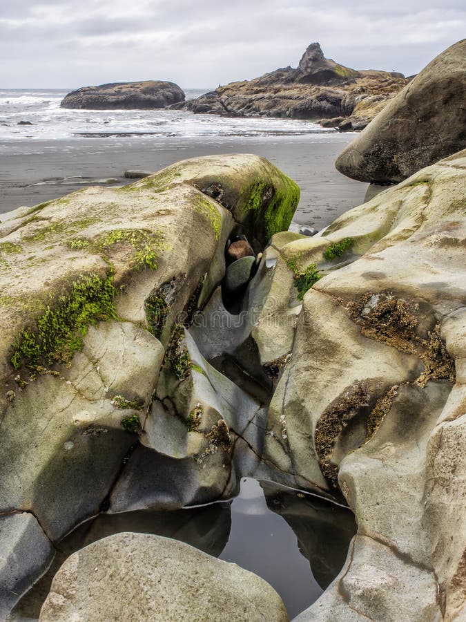 Water gesneden rotsen stock afbeelding. Image of genaturaliseerd - 56540941