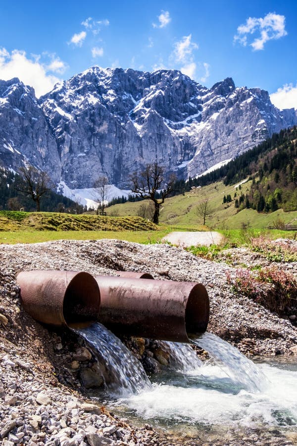 Waterbuizen stock afbeelding. Image of apparatuur, nieuw - 63593187