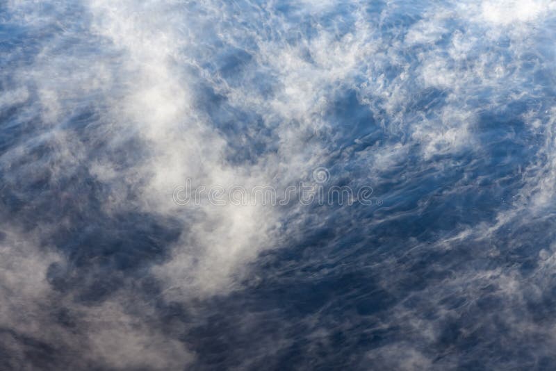 Waterdamp Op Oppervlakte Van Koud Water Stock Foto - Image of stroom ...