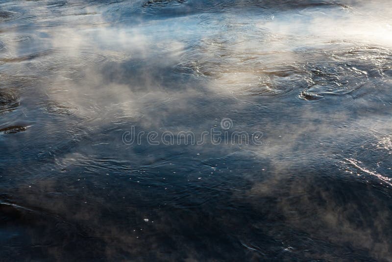 Waterdamp Op Oppervlakte Van Koud Water Stock Foto - Image of verdamp ...