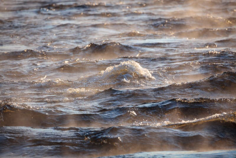 Waterdamp Op Oppervlakte Van Koud Water Stock Afbeelding - Image of ...