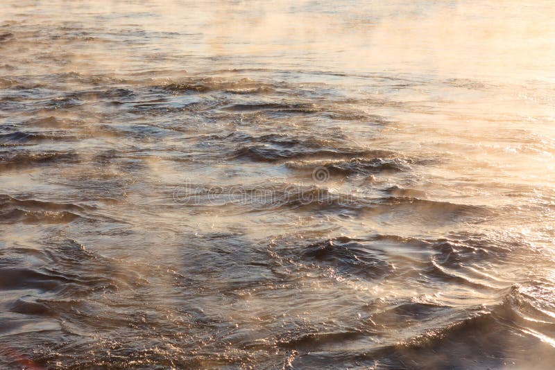 Waterdamp Op Oppervlakte Van Koud Water Stock Foto - Image of beweging ...