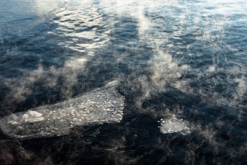 Waterdamp Op Oppervlakte Van Koud Water Stock Afbeelding - Image of ...