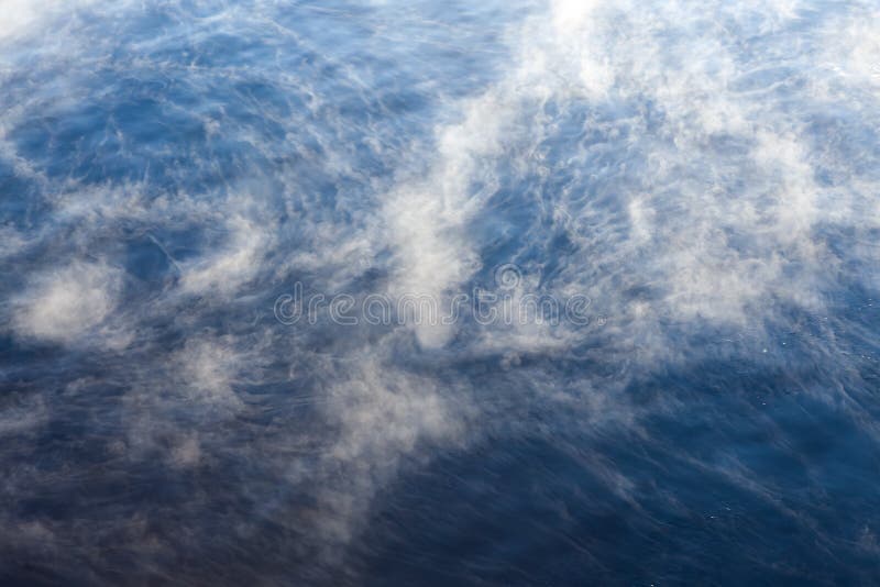 Waterdamp Op Oppervlakte Van Koud Water Stock Afbeelding - Image of ...