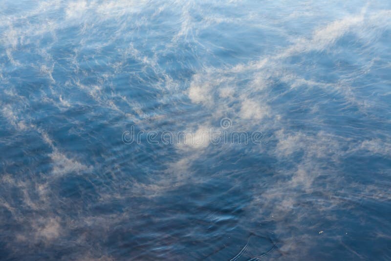 Waterdamp Op Oppervlakte Van Koud Water Stock Foto - Image of ...