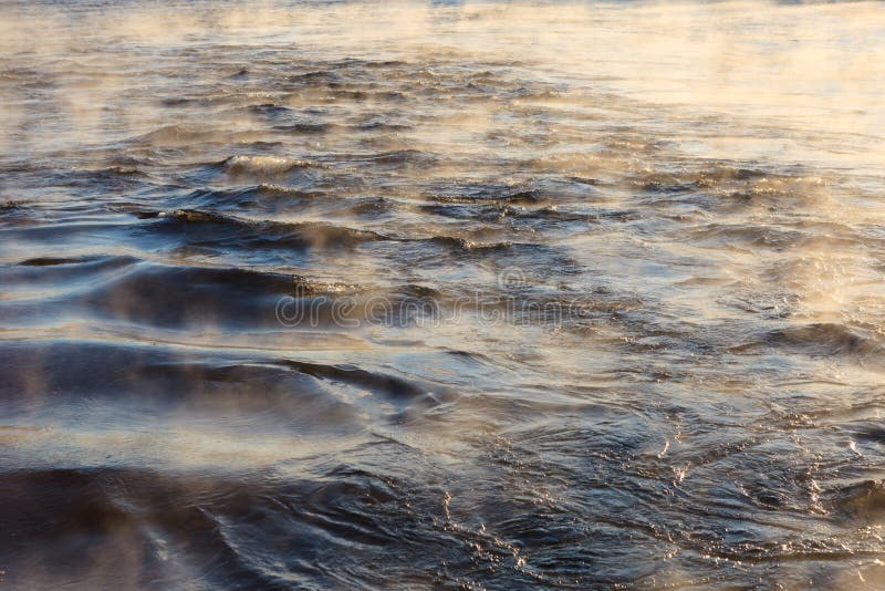 Waterdamp Op Oppervlakte Van Koud Water Stock Afbeelding - Image of ...