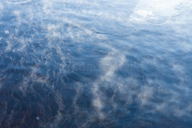 Waterdamp Op Oppervlakte Van Koud Water Stock Afbeelding - Image of ...