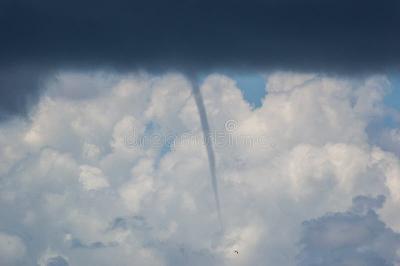 Waterhoos het vormen zich stock afbeelding. Image of hemel - 40141437