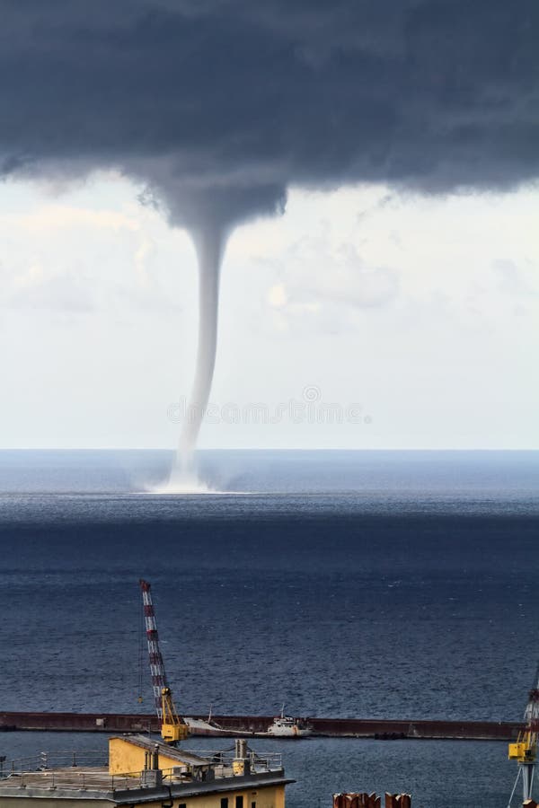 Waterhoos in Middellandse Zee Stock Afbeelding - Image of tafereel ...