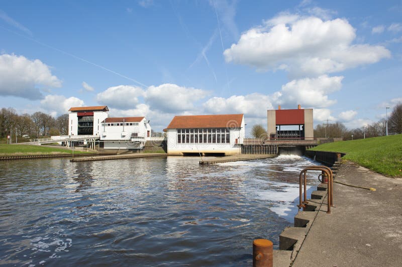 Waterkering Met Pompstation in Dam Stock Foto - Image of pompen, staal ...