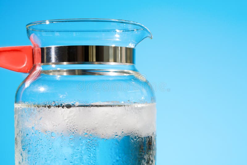 Waterkruik met ijswater stock foto. Image of karafel - 12795796