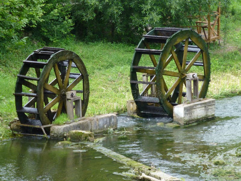 Oud Het Waterwiel Van De Riviermolen Stock Afbeelding - Afbeelding ...