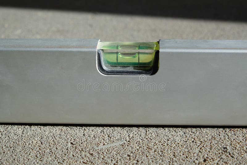 Waterpas op concrete vloer stock foto. Image of droog - 110846364