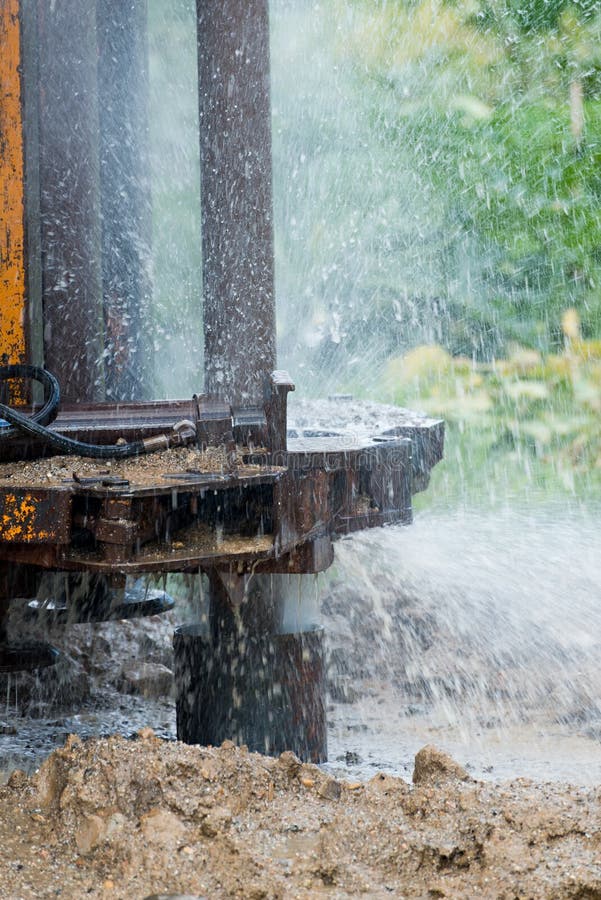 Waterput stock afbeelding. Image of nave, lente, groen - 42915627