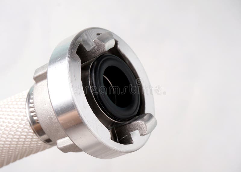 Waterslang met koppelingen stock foto. Image of pijpleiding - 42461530