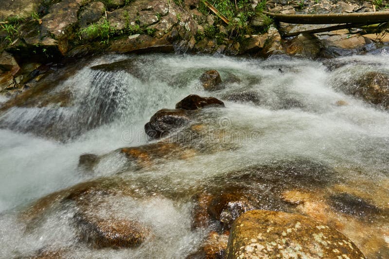 Waterstromen Over Rotsen in Een Kleine Waterval Stock Foto - Image of ...