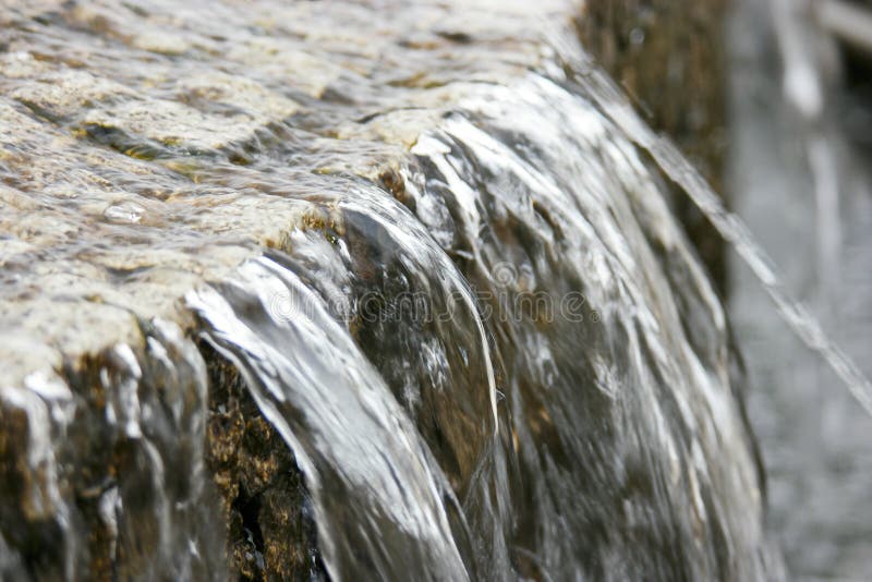 Waterstroom Over Steenrand Van Oude Stadsfontein Stock Afbeelding ...