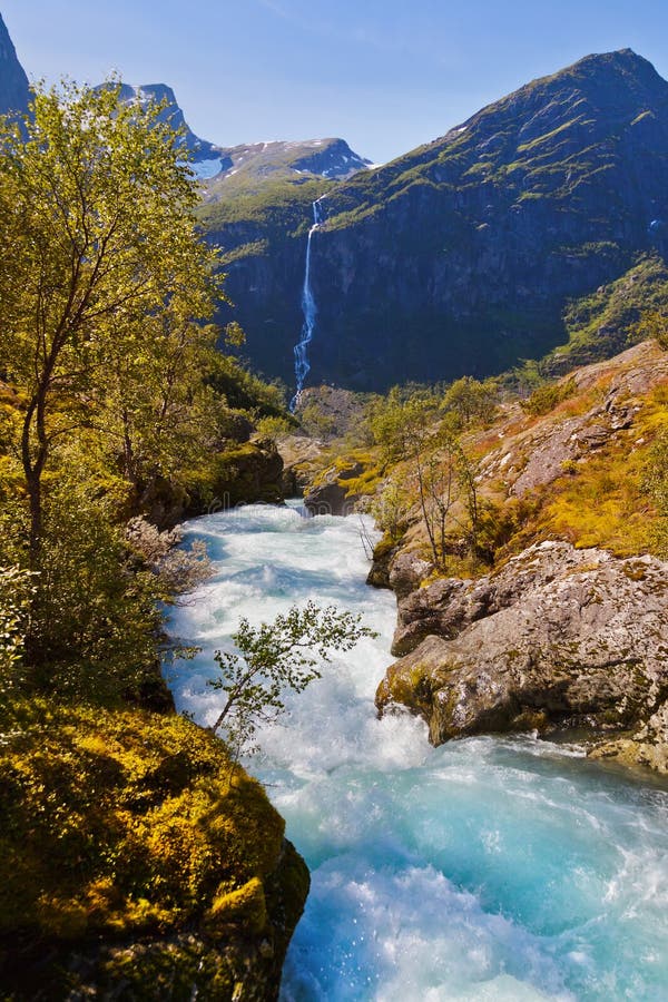 Waterval Dichtbij Briksdal-gletsjer - Noorwegen Stock Afbeelding ...