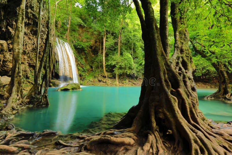 Waterval Mooi Landschap in Het Tropische Bos. Stock Afbeelding - Image ...