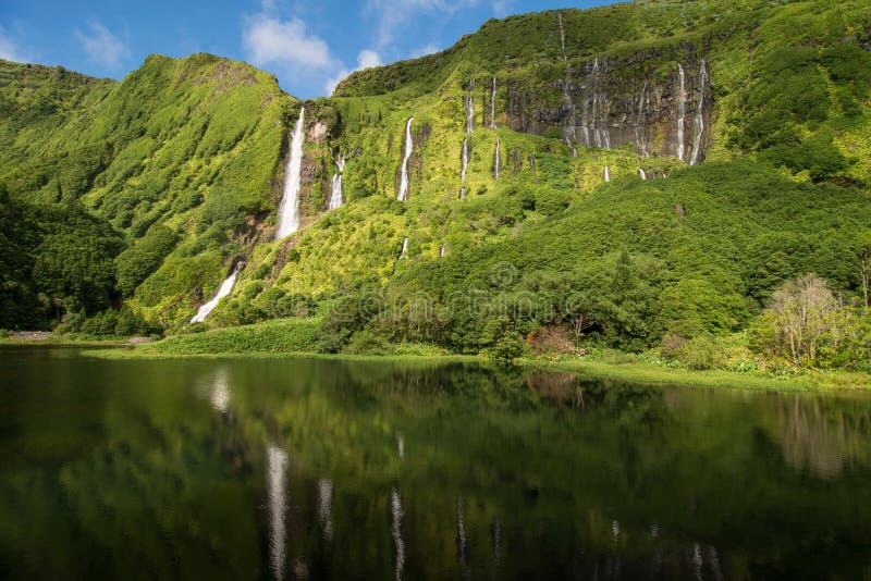 Watervallen op de Azoren stock foto. Image of water, behang - 34010706