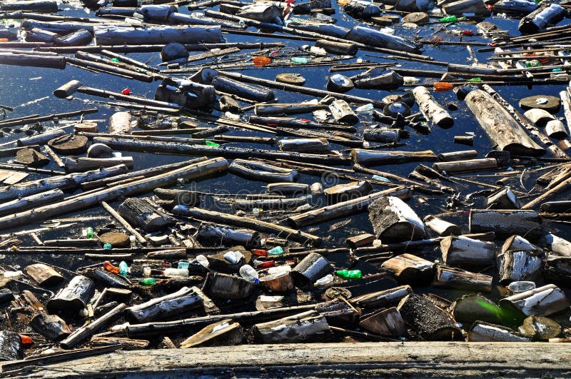 Watervervuiling in Een Meer Met Huisvuil Stock Afbeelding - Image of ...