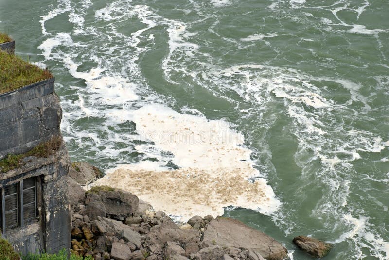 Watervervuiling Met Schuim Het Drijven Stock Afbeelding - Image of ...