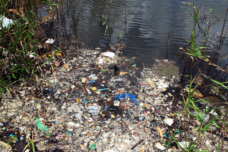 Watervervuiling in rivier stock afbeelding. Image of globaal - 20235657