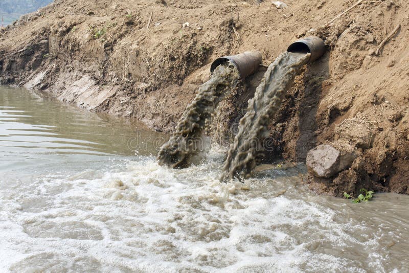 Watervervuiling in rivier stock afbeelding. Image of chemisch - 51227387