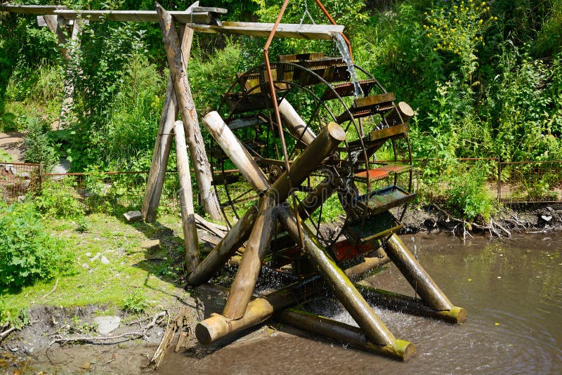 Waterwiel in Tuin stock foto. Afbeelding bestaande uit achtergrond ...