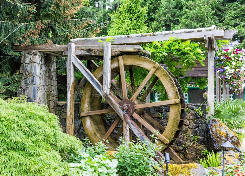 Waterwiel in Tuin stock foto. Image of landschap, buiten - 88993148