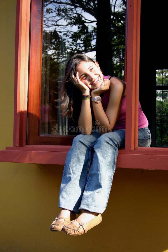 Wating en la ventana imagen de archivo. Imagen de césped - 619897