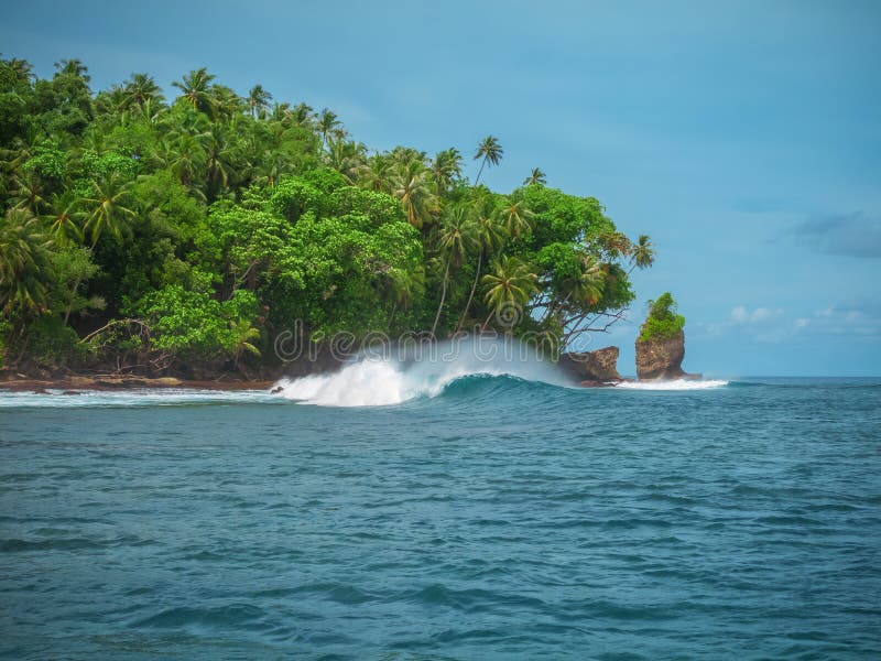 Wave Breaking Along the Edge of a Tropical Island Stock Image - Image ...