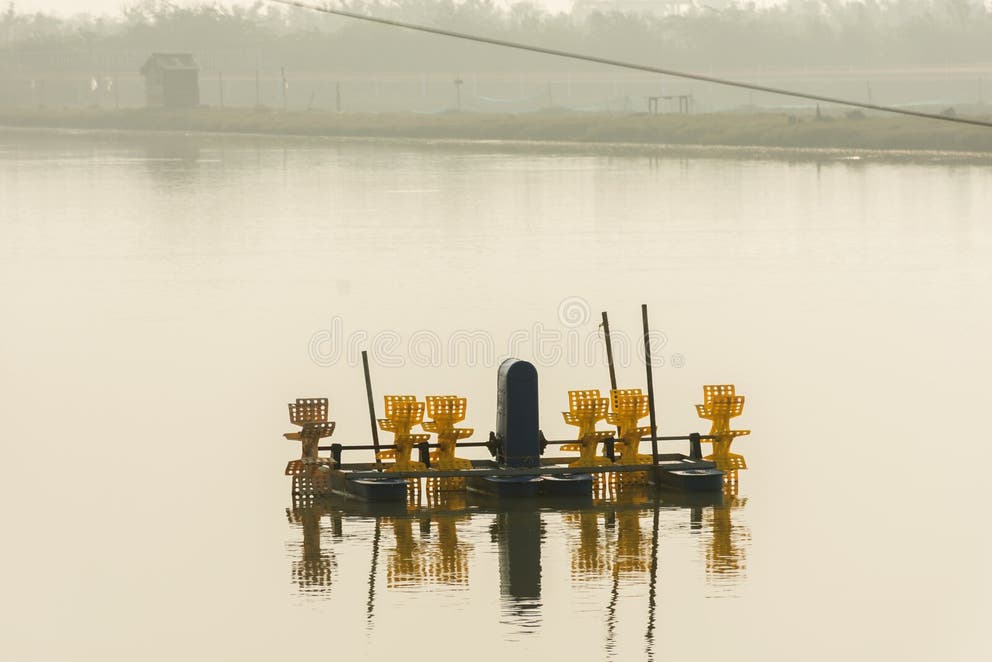 Wave Making Machine at the Middle of the Pond for Pron Farming Stock ...